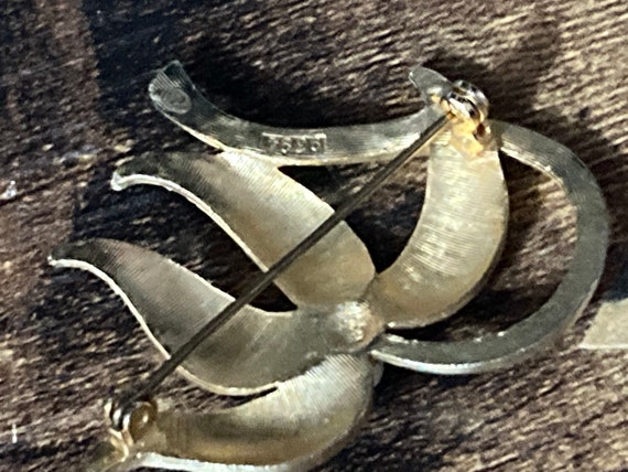 Signed Sphinx leaf brooch with central genuine sea Pe… - Gem