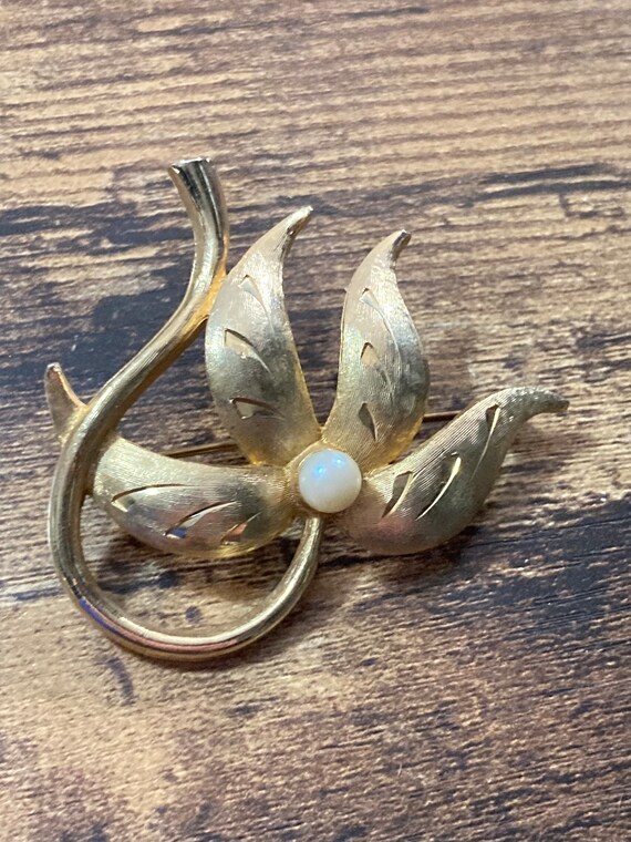 Signed Sphinx leaf brooch with central genuine sea Pe… - Gem