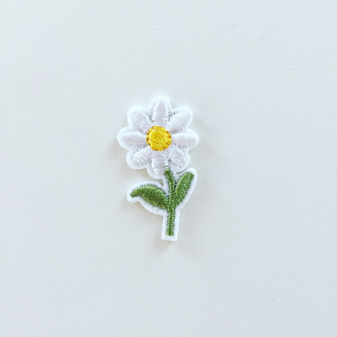 Dainty Daisy Iron-on Patch: Embroidered Floral Applique - Etsy UK