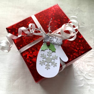 Set of 6 Mitten Snowflake Gift Tags With Holly and Tiny Tinsel ...