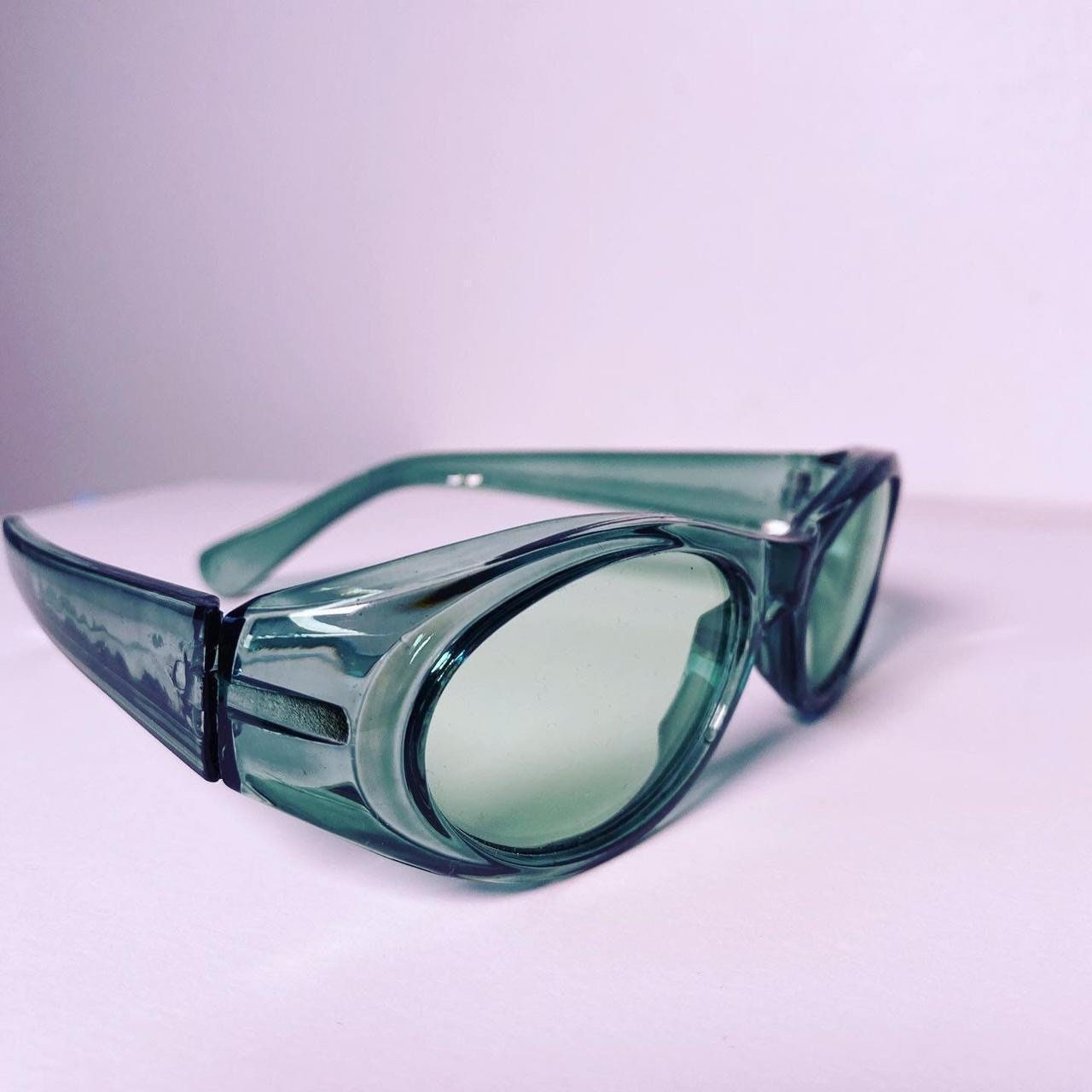 2000’s Light Green Lenses and Darker Frame Sunglasses - Etsy