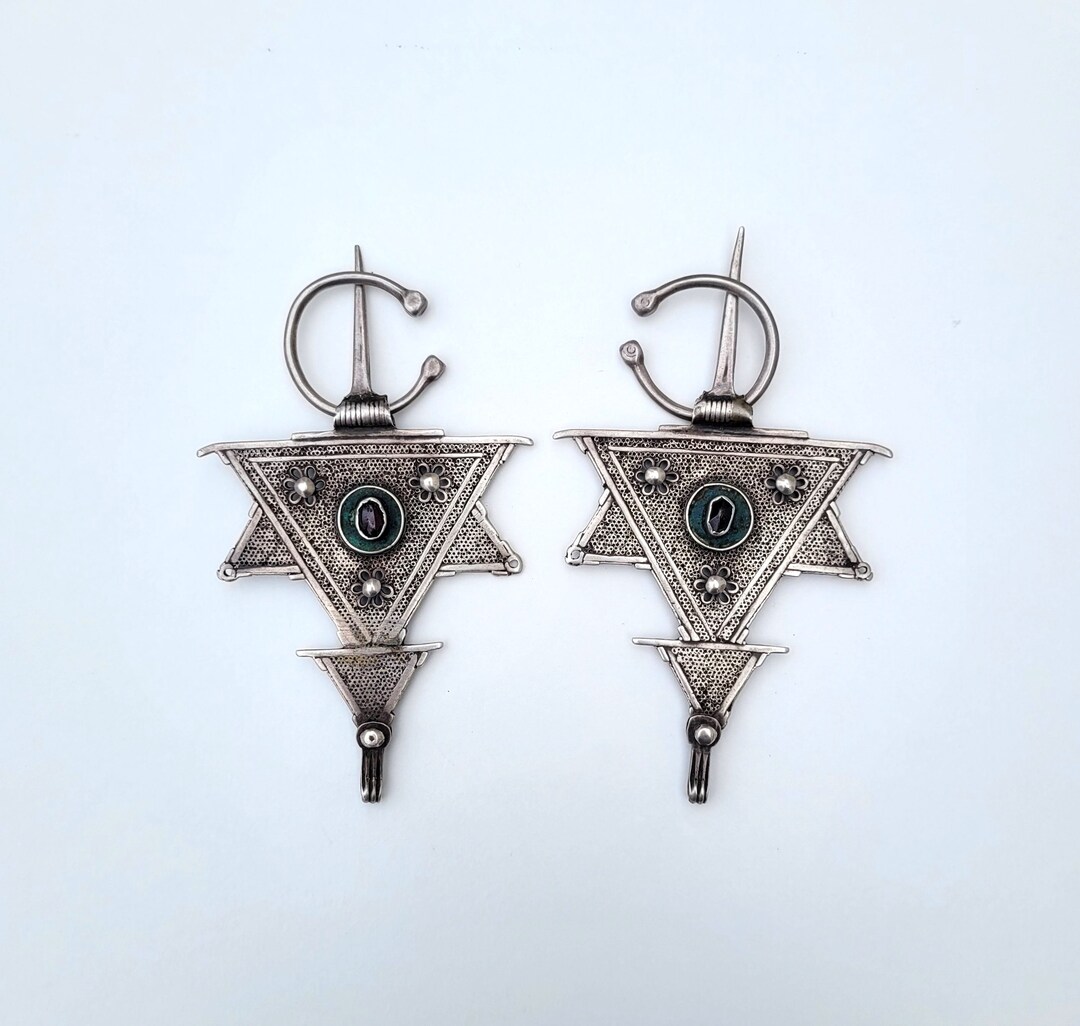 Antique paire de fibules « tizerzai n taouka » dites « fibules du ver ...