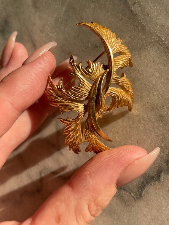 leaf shaped brooch signed - Gem