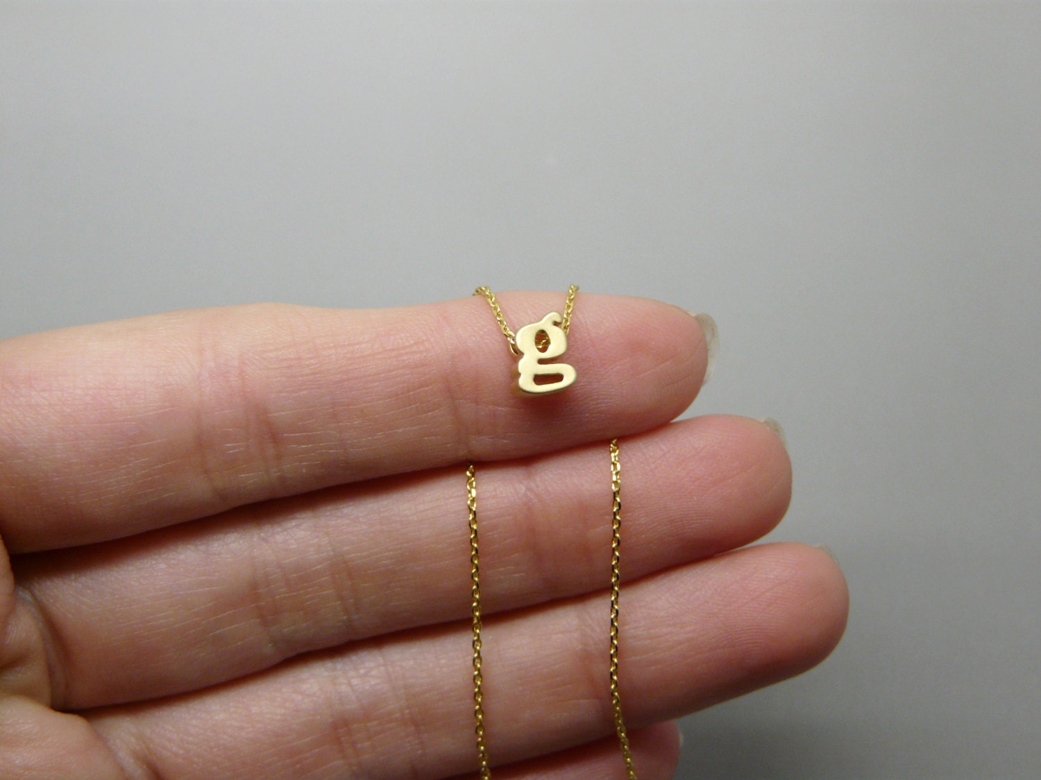 Collar de oro inicial collar letra minúscula joyería - Etsy España