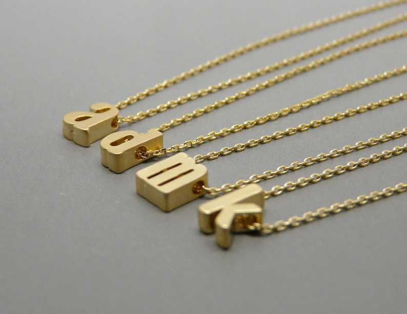 Collar de oro inicial collar letra minúscula joyería - Etsy España