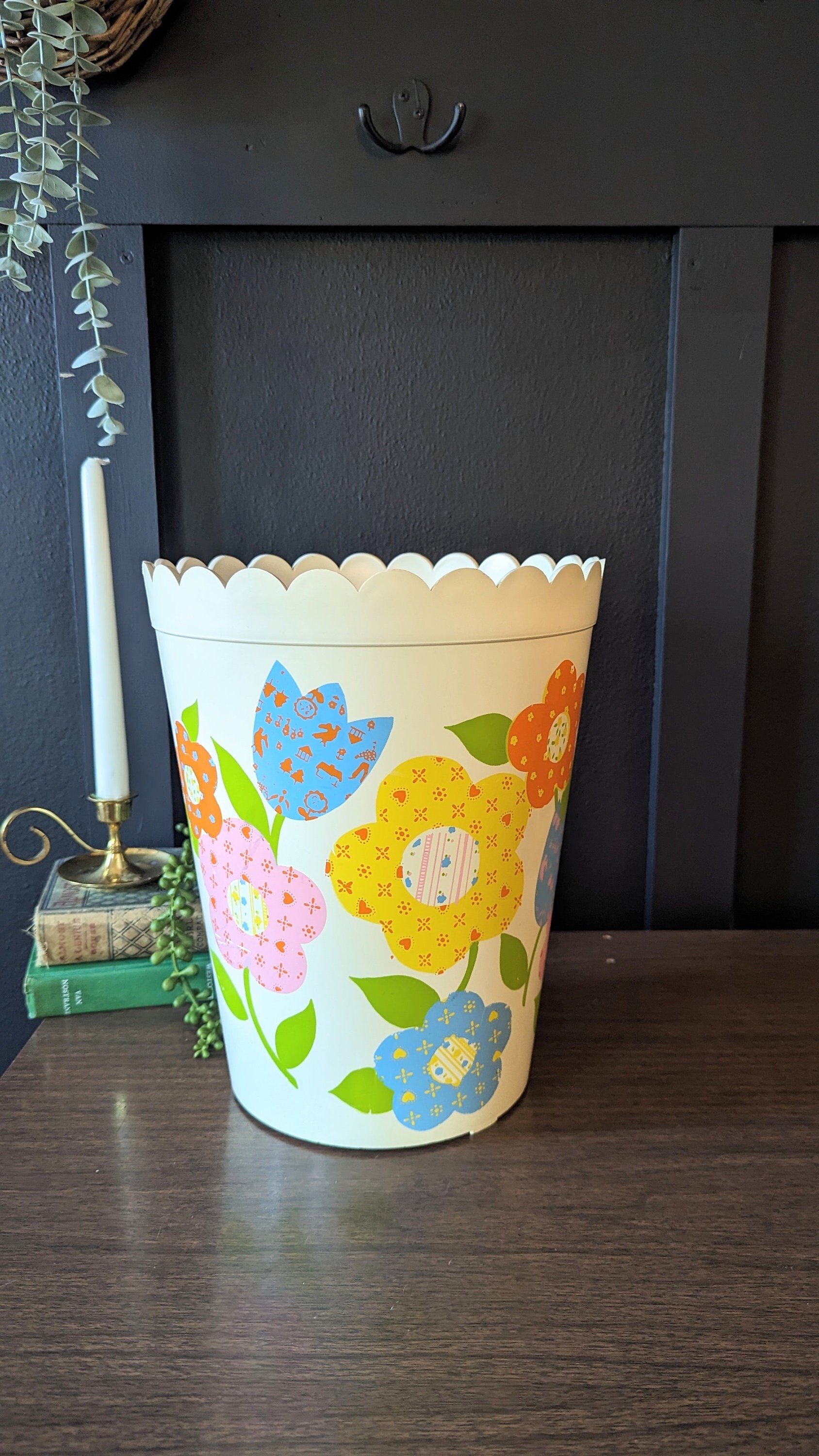 White Scalloped Trash Can 1970s RETRO Atomic Trash Can......bathroom.