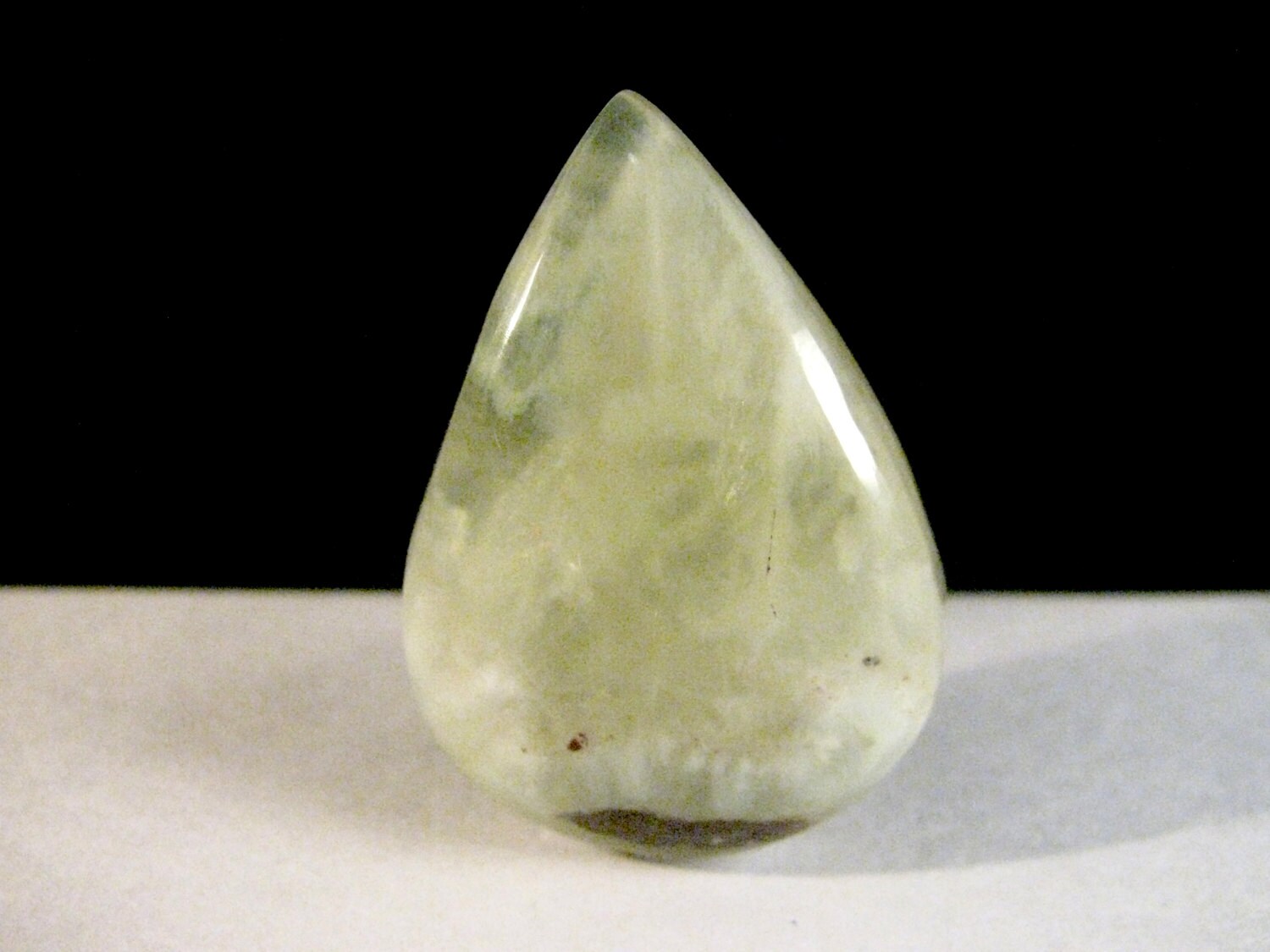 Cabujón de Crisoprasa Calcedonia Verde claro Cabujón 54 quilates a 33 ...