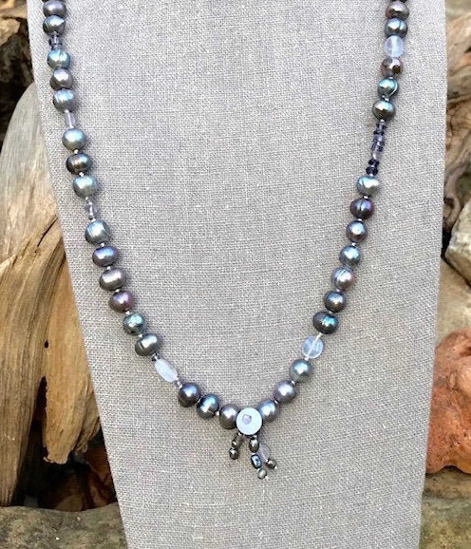 Grand collier long de perles et de pierres précieuses bleu clair ...