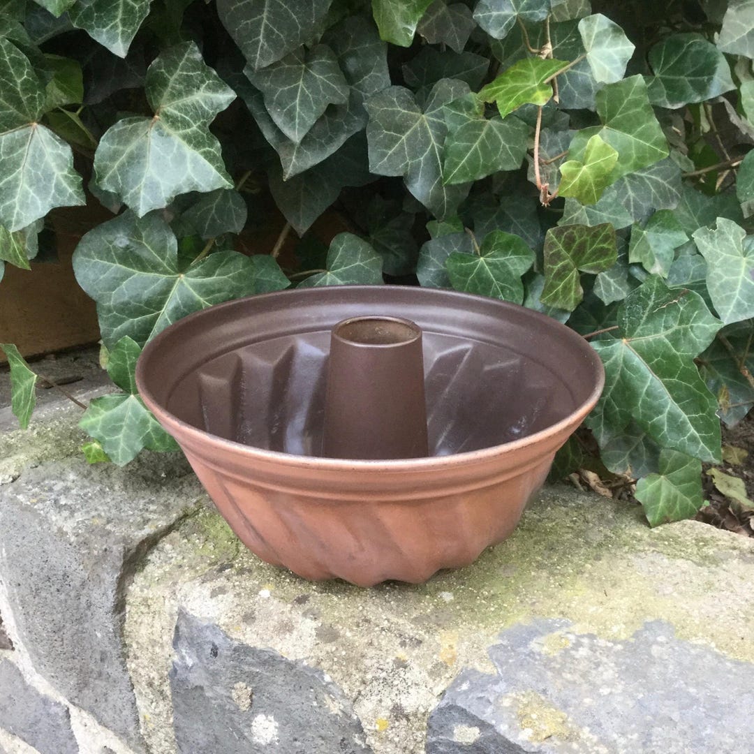 Bundt Gugelhupf Baking Pan: Timeworn Vintage Country Cottage Farmhouse ...