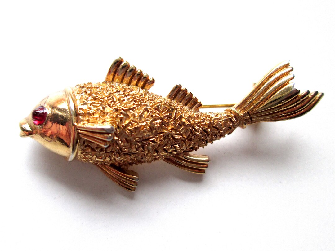 Adorable Vintage Brooch Pin Signed Crown TRIFARI Figural Koi Fish Gold ...