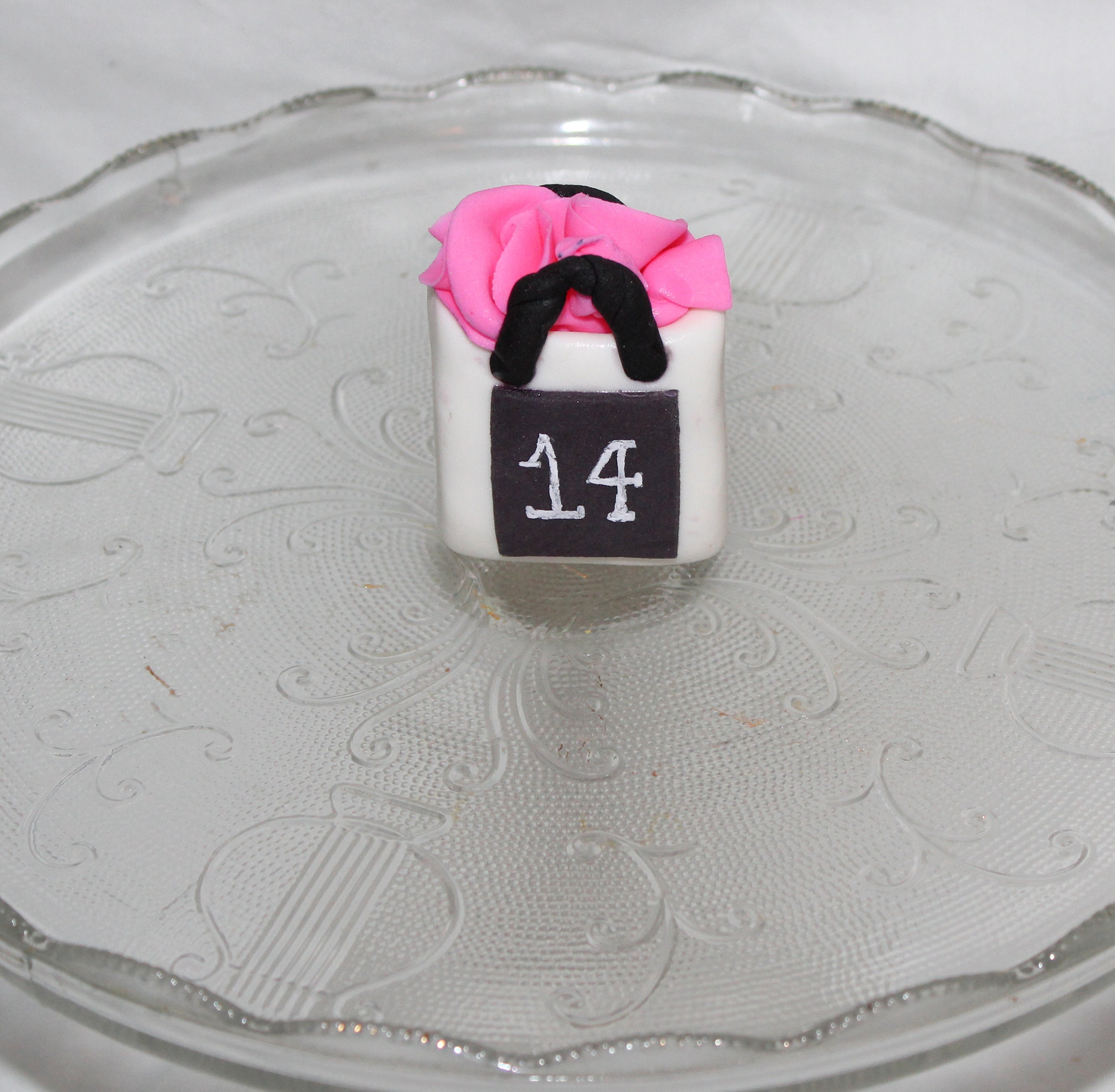Fondant Shopping Bag Cake Topper - Shopping Theme - Fondant Designer ...
