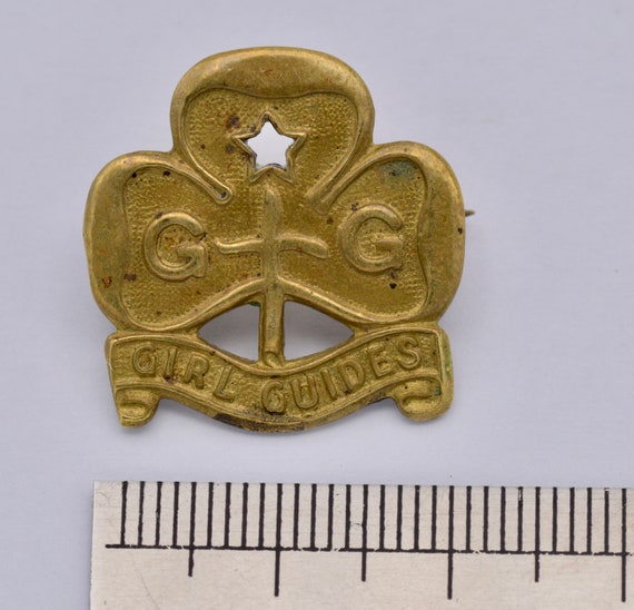 Vintage Trefoil Guides Badge, Collins London - Gem