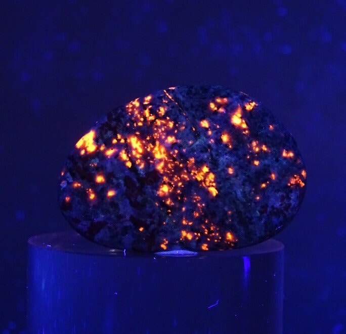 UV Reactive Fluorescent Michigan Yooperlite Stone 365 nm Long Wave UV ...