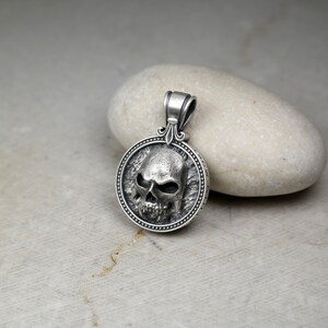 Round Vampire Skull Pendant With Fleur De Lis Bail, Gothic Style ...