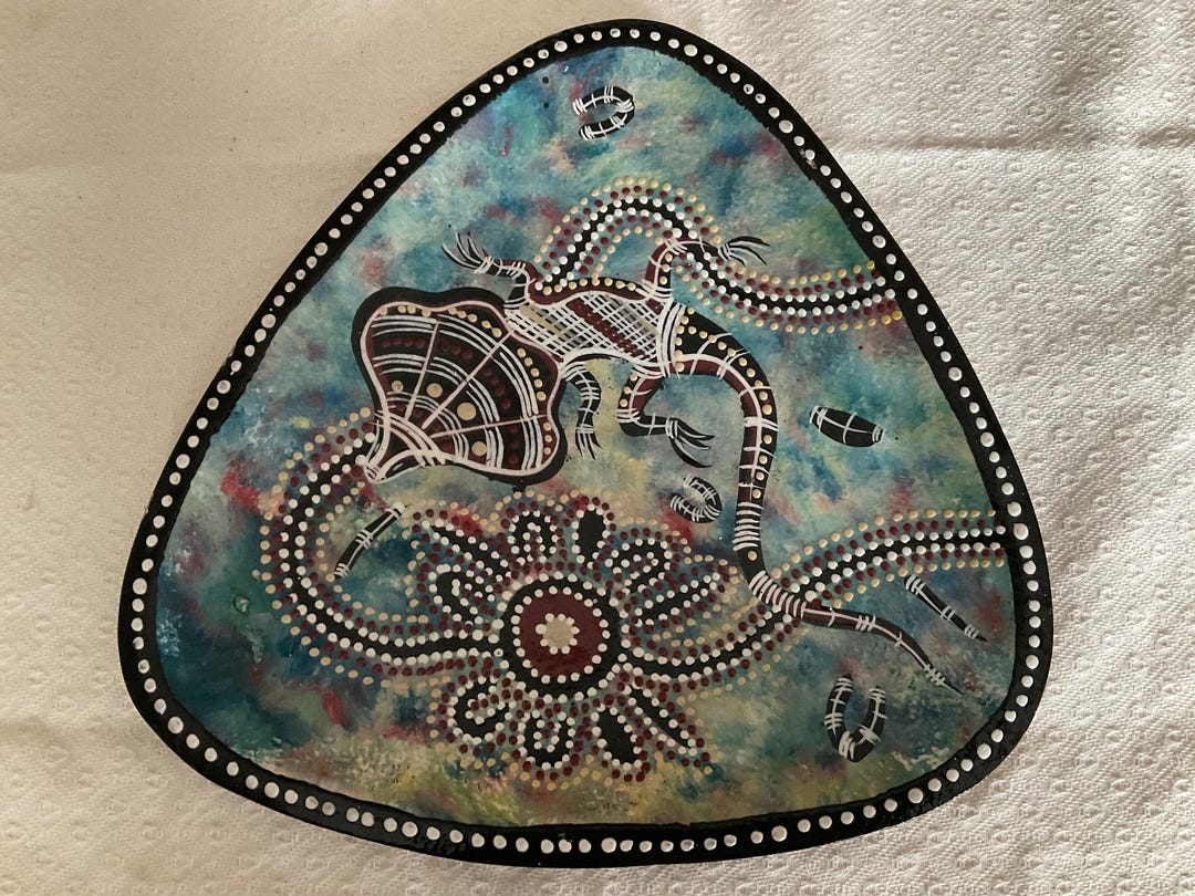 Australian Dot Painted Triangular Wooden Plate, Frilled Lizard - Etsy