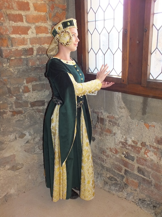 Medieval Women Clothing