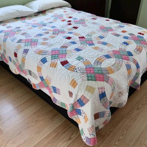 Double Wedding Ring Antique Quilt With Multicolor Fabrics in the Rings ...