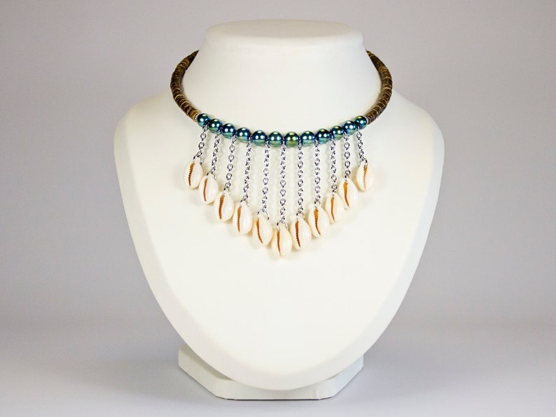 Collier en "V" coquillages de Tahiti. Bijou cauris et bois. Collier court cauris et coco. Bijoux ...
