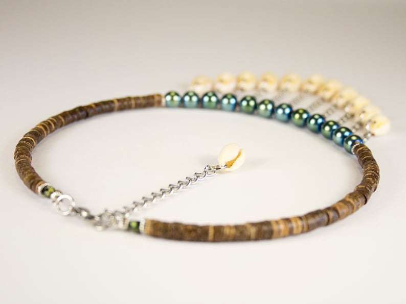 Collier en "V" coquillages de Tahiti. Bijou cauris et bois. Collier court cauris et coco. Bijoux ...