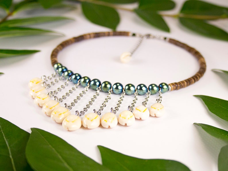 Collier en "V" coquillages de Tahiti. Bijou cauris et bois. Collier court cauris et coco. Bijoux ...