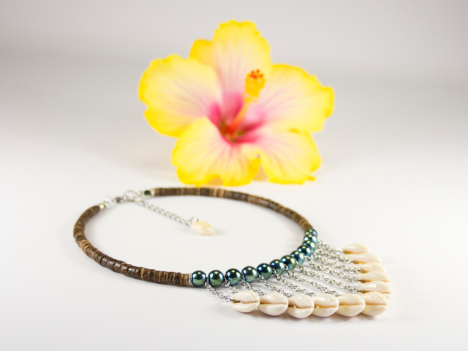 Collier en "V" coquillages de Tahiti. Bijou cauris et bois. Collier court cauris et coco. Bijoux ...