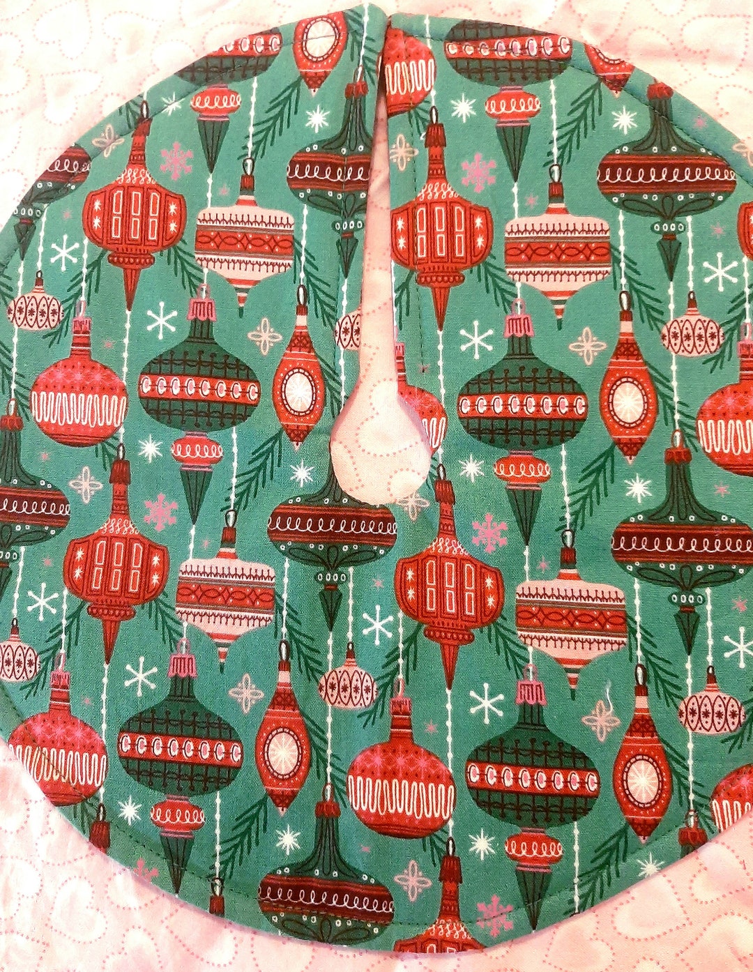 11 in Vintage Ornaments on Green Tree Skirt, Retro Tree Skirt ...