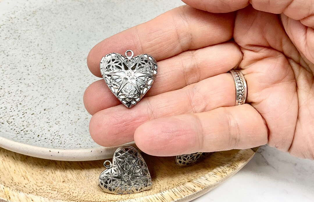 Stainless Steel Heart Diffuser Locket Pendant, Aromatherapy Oil Charm ...