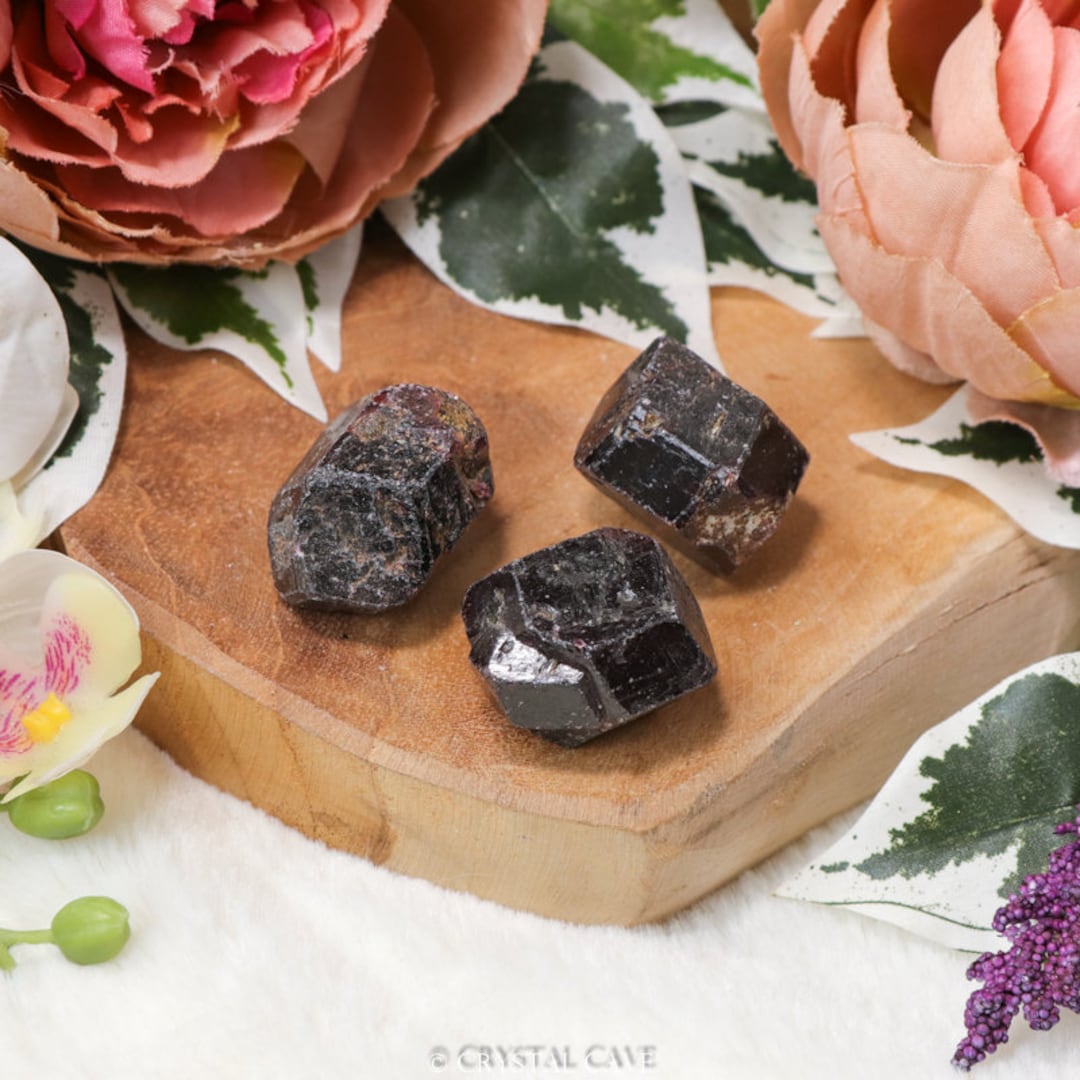 Raw Pyrope Crystal / Rough Natural Stone Lump Decoration Interior ...