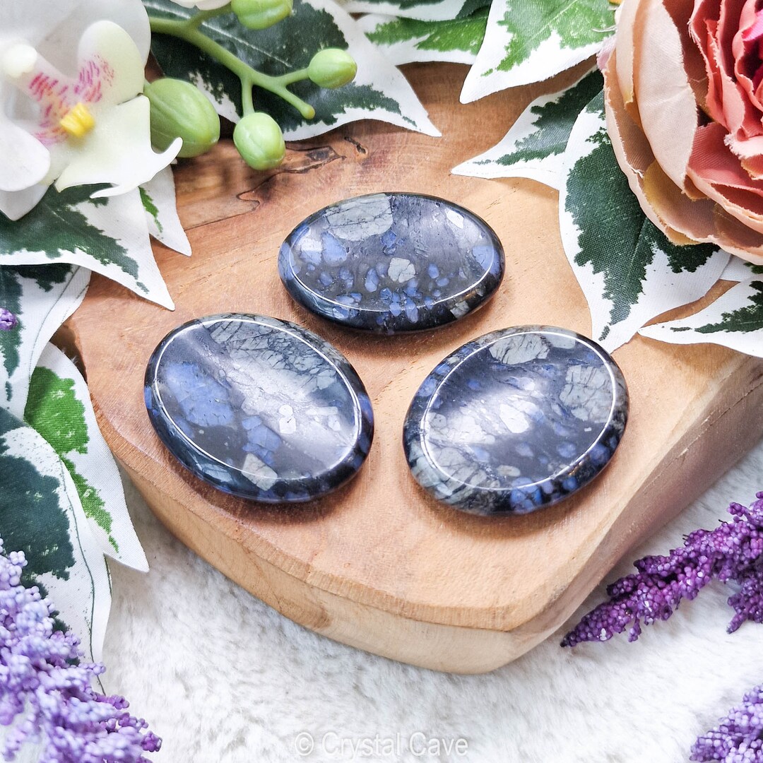 Que Sera Worry Stone - Crystal Smooth Pebble Gemstone Fidgeting Thumb ...