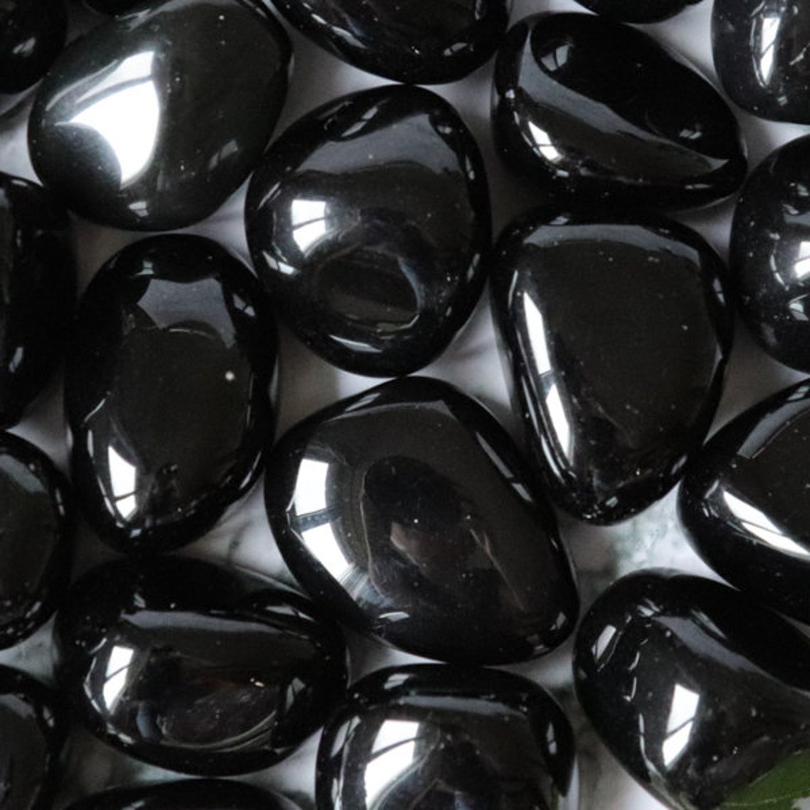 Schwarzer Obsidian Edelstein - Trommelstein - Kuschelstein / Schutz ...