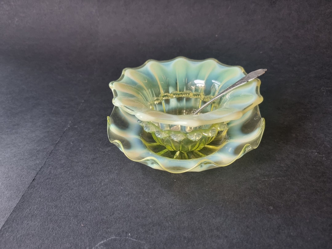 NEW LISTING Fabulous Victorian Uranium Glass Dish With Threaded Applied ...