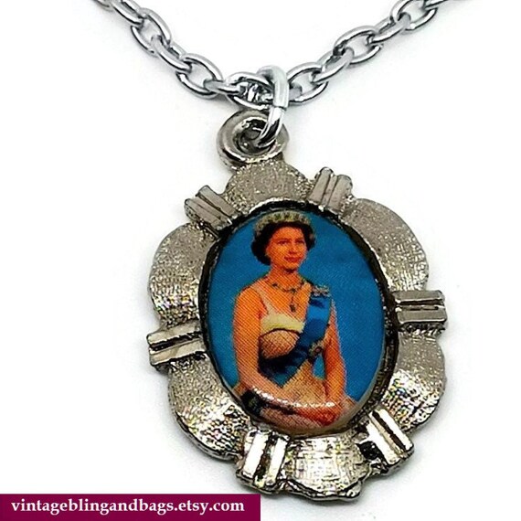 1977 Queen Elizabeth silver jubilee pendant necklace,… - Gem