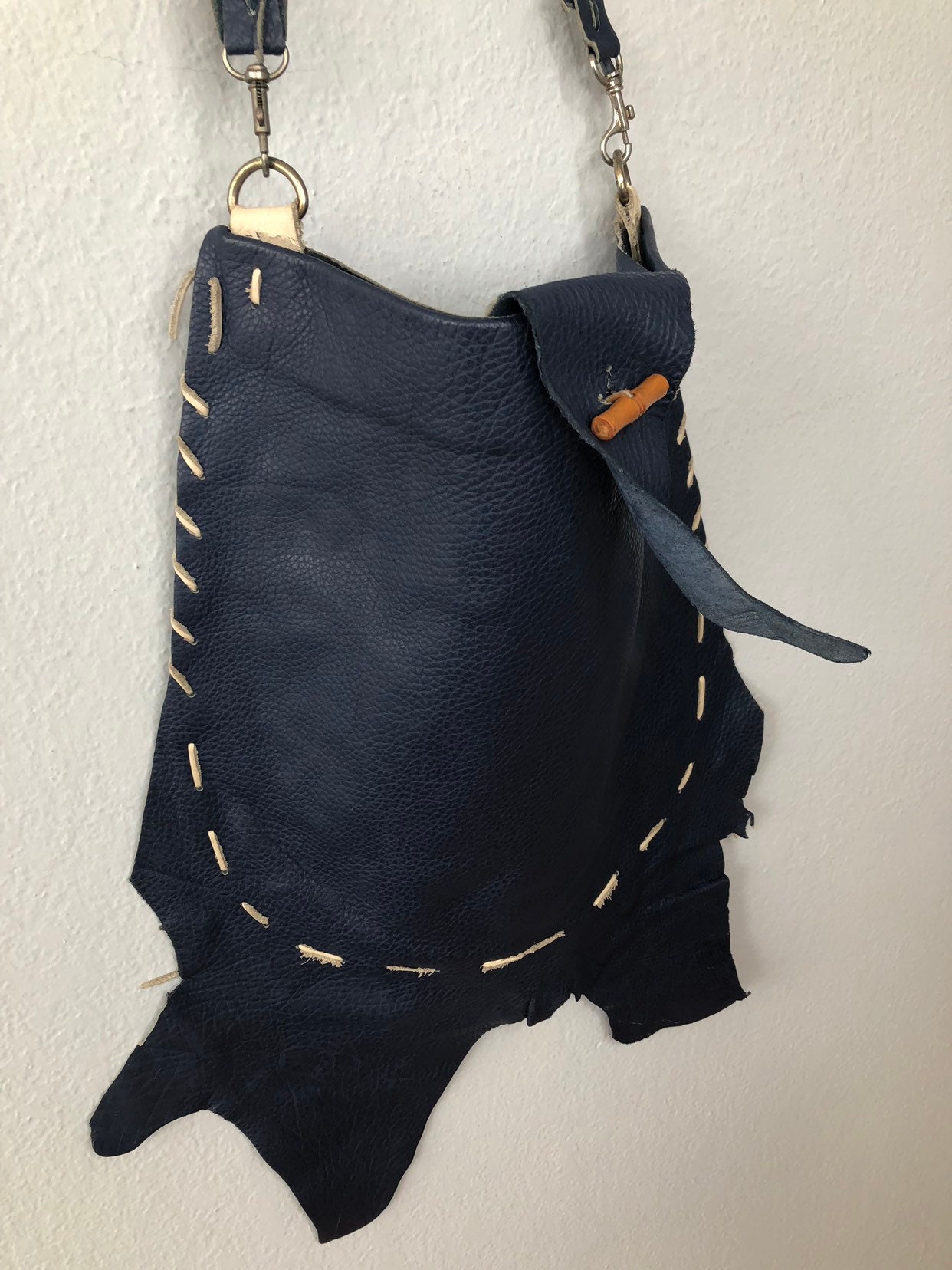 Handgemachte Handtasche aus schwerem Leder in dunkelblauer Farbe ...