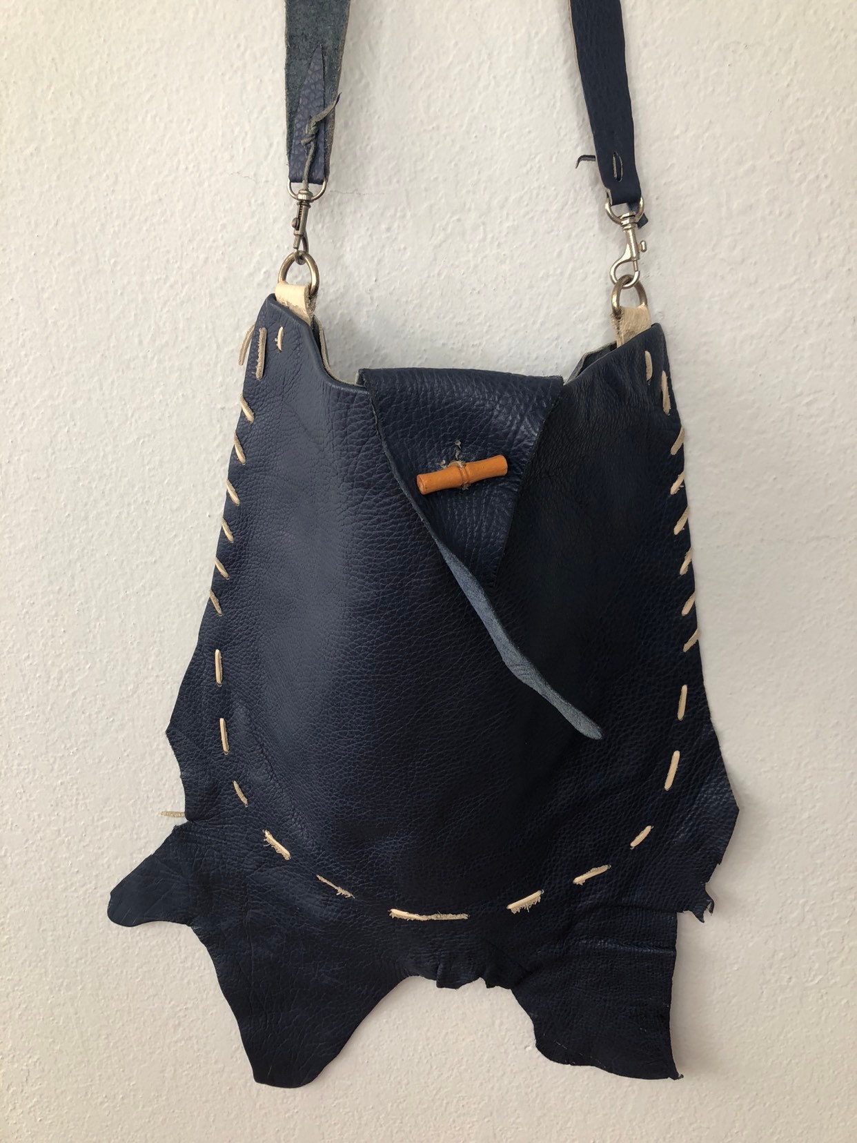 Handgemachte Handtasche aus schwerem Leder in dunkelblauer Farbe ...