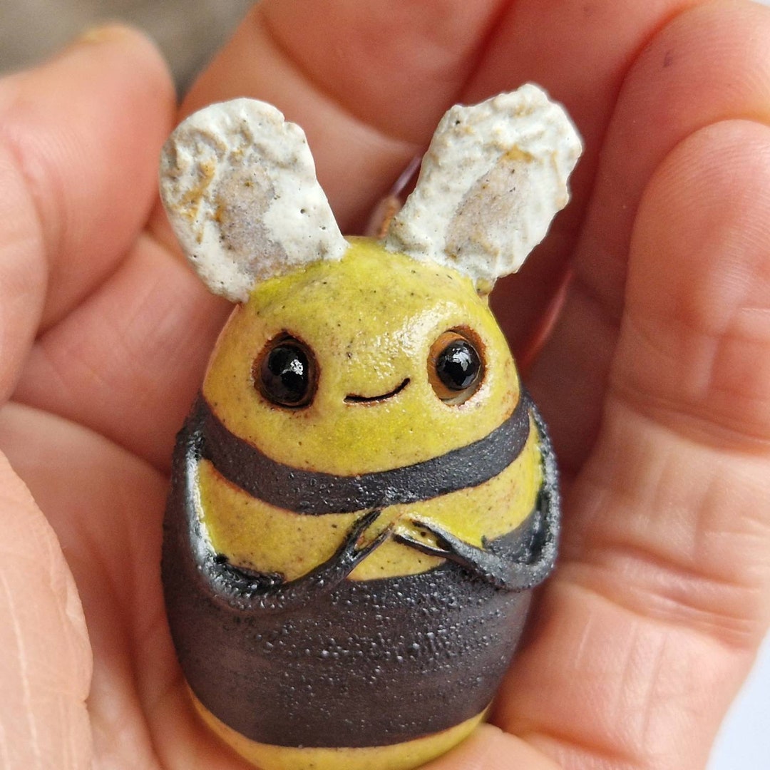 No.13. Stoneware Bee. Bumblebee Pottery Bee. Bee Wearing - Etsy