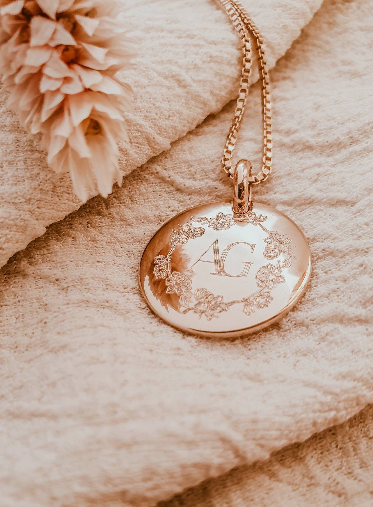 Médaillon Personnalisé | Collier Initiale Or | Collier Gravure Or ...
