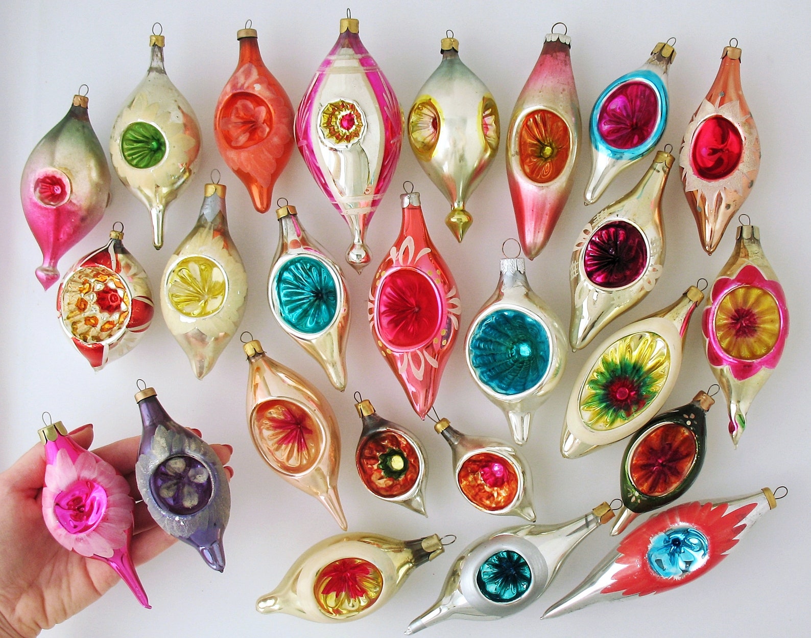 Vintage Christmas Tree Ideas For A Vibrant, Colorful Retro Look