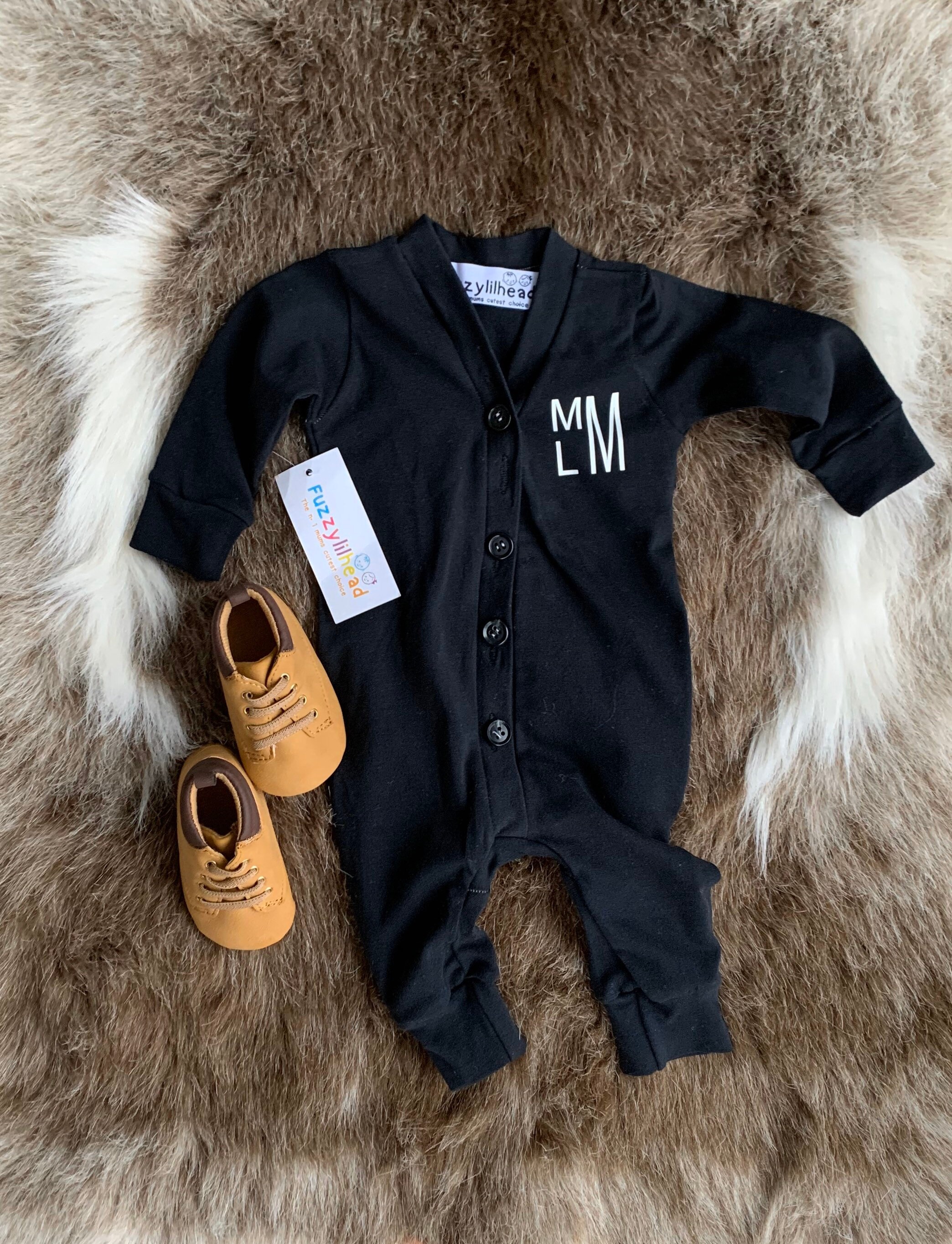 Baby boy black romper with personalized knotted beanie Baby | Etsy