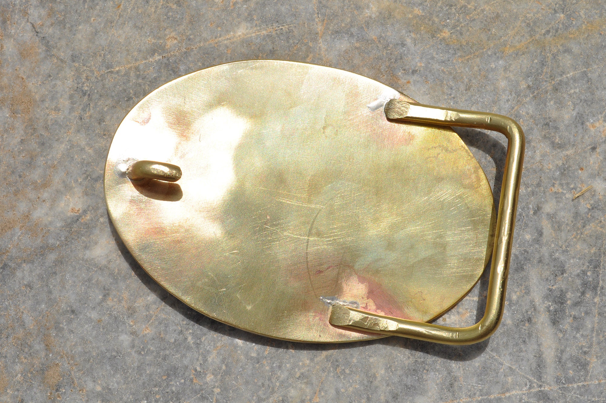 Hebilla de cinturón en bronce y alpaca con incrustaciones de madera ...