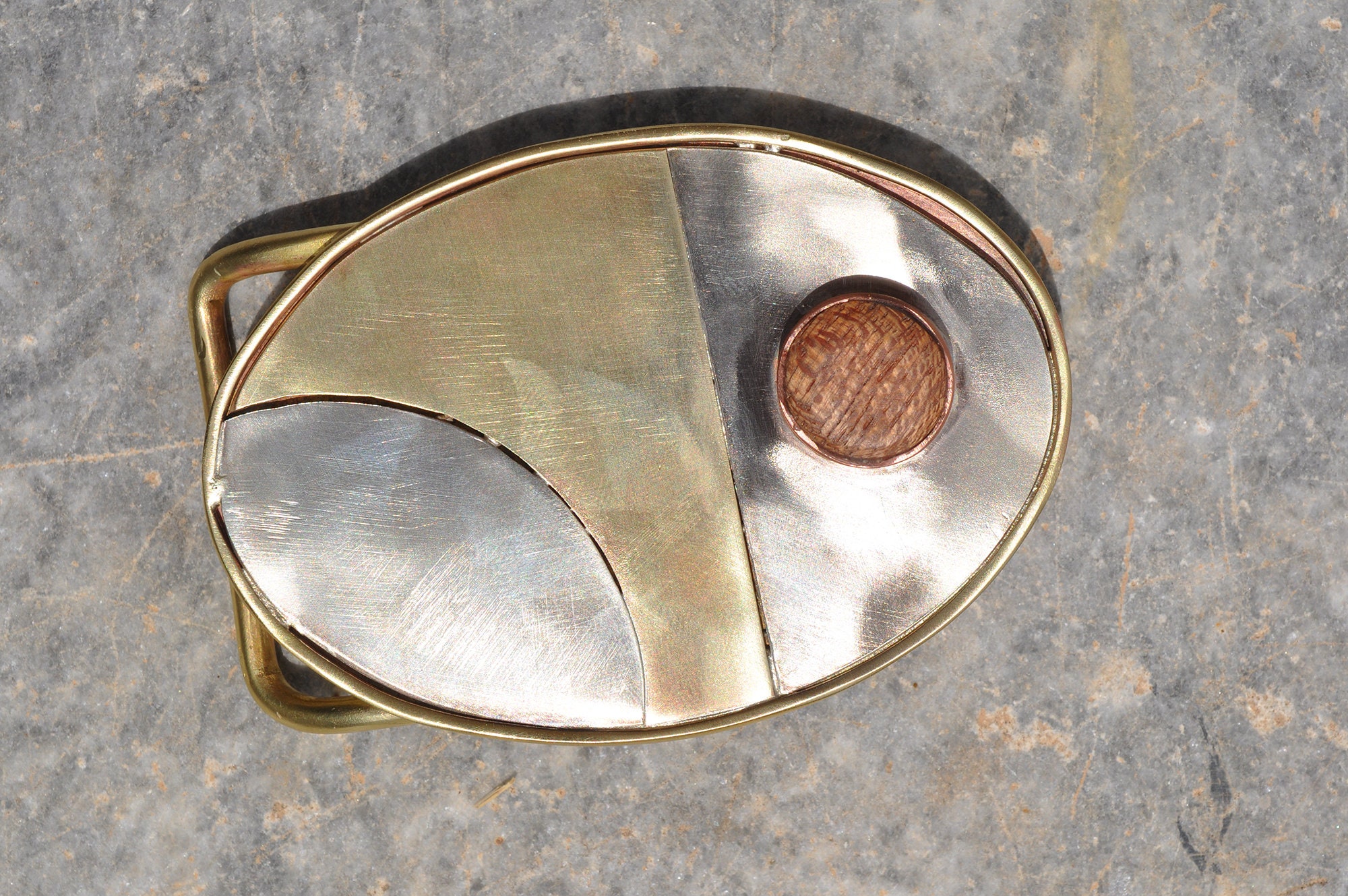 Hebilla de cinturón en bronce y alpaca con incrustaciones de madera ...