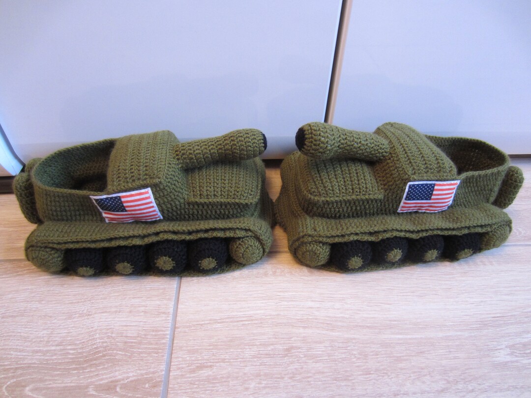 Crochet Tanque Militar, Boyfriend Gifts Funny, Funny Crochet Slipper ...