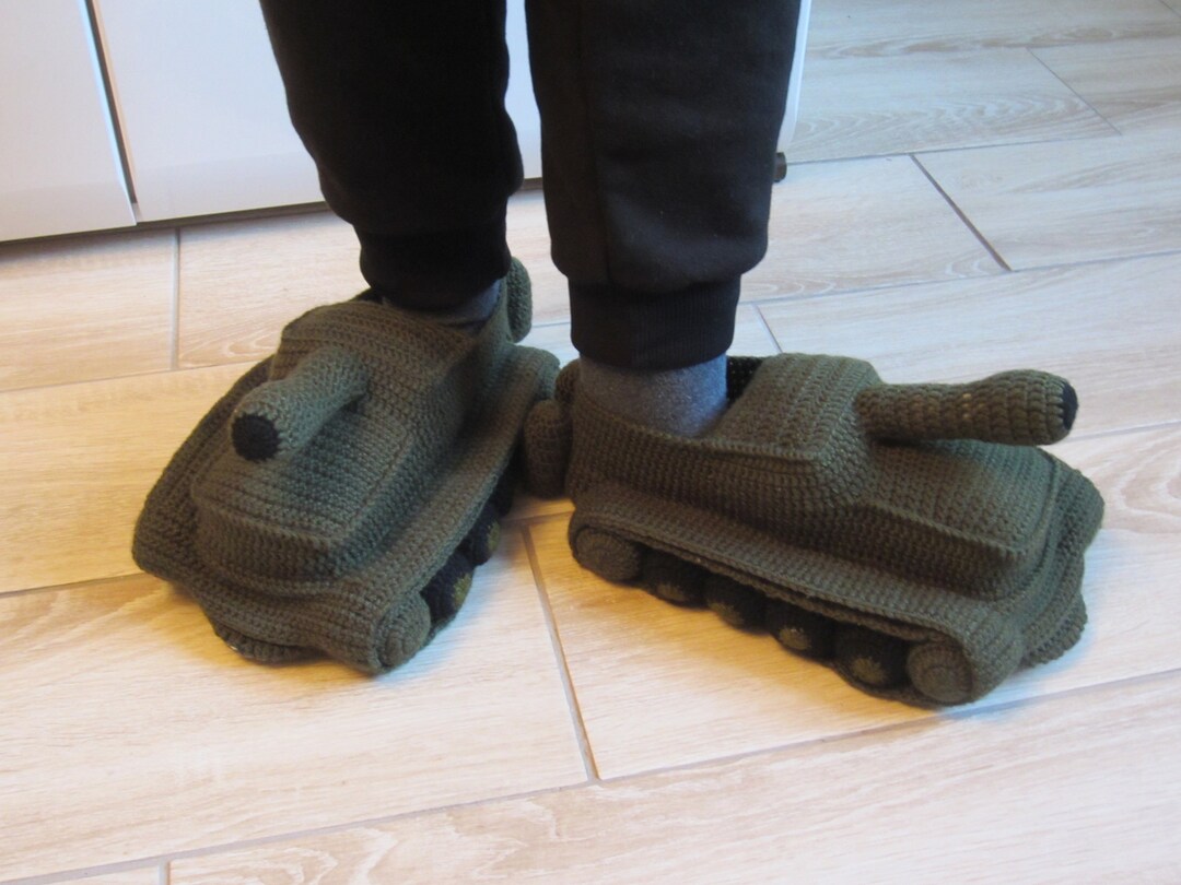Crochet Tanque Militar, Boyfriend Gifts Funny, Funny Crochet Slipper ...