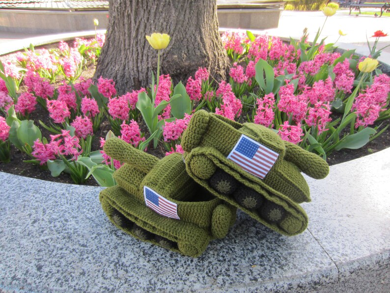 Crochet Tanque Militar, Boyfriend Gifts Funny, Funny Crochet Slipper ...