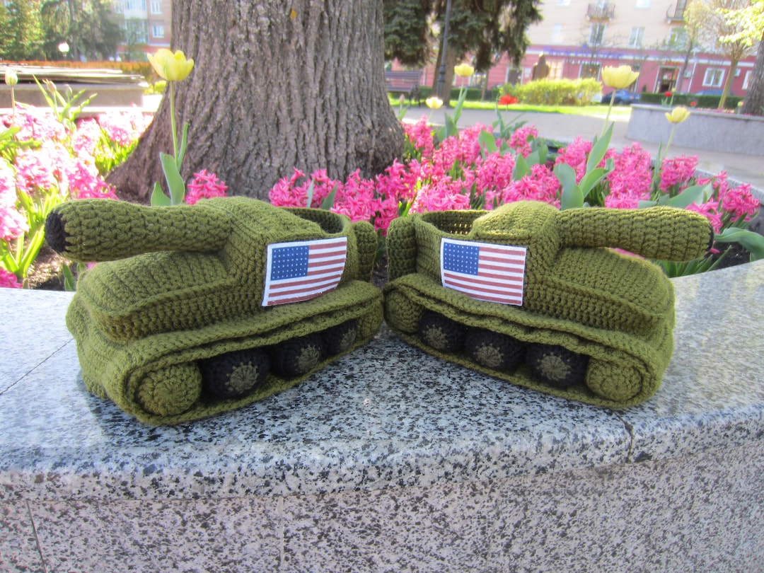Crochet Tanque Militar, Boyfriend Gifts Funny, Funny Crochet Slipper ...