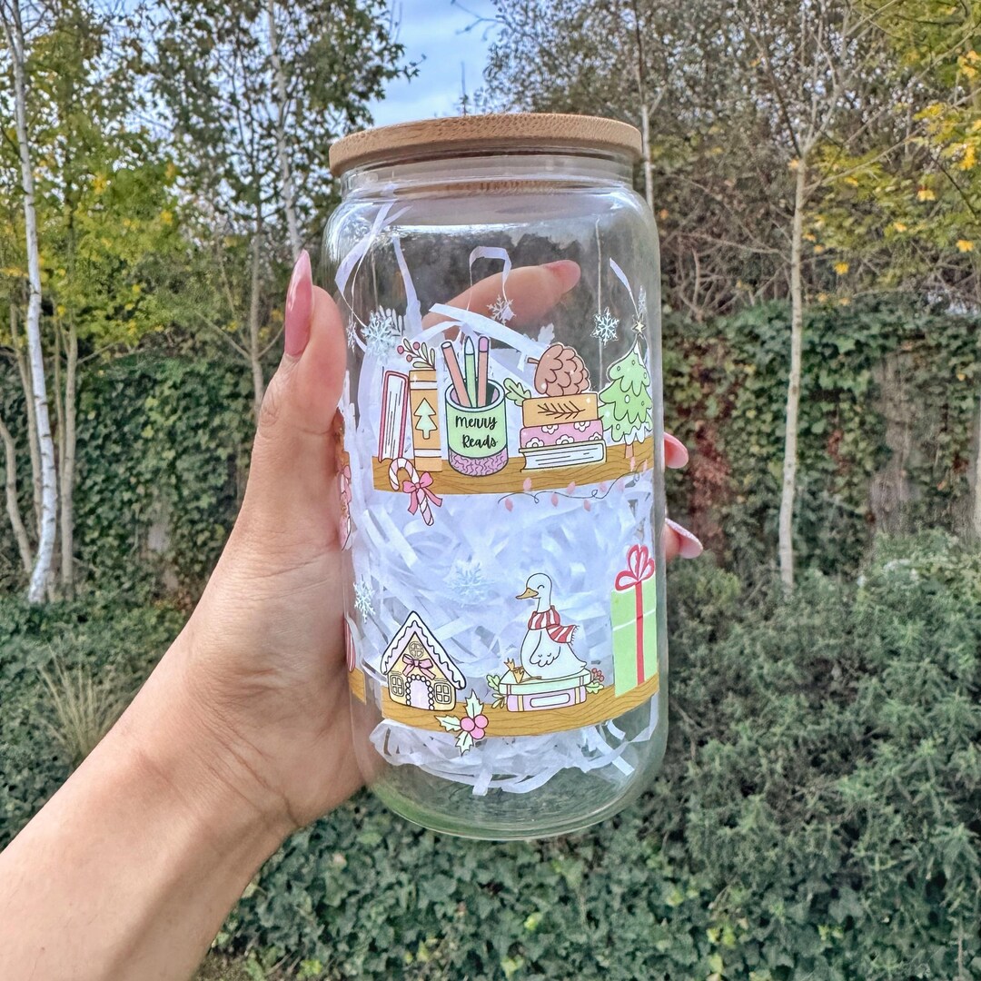 Christmas Bookshelf Book Nook Iced Coffee Glass Can With Bamboo Lid and ...