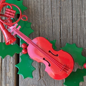 Vintage Metal Holly and Musical Instrument Holiday Wreath, Fun and ...