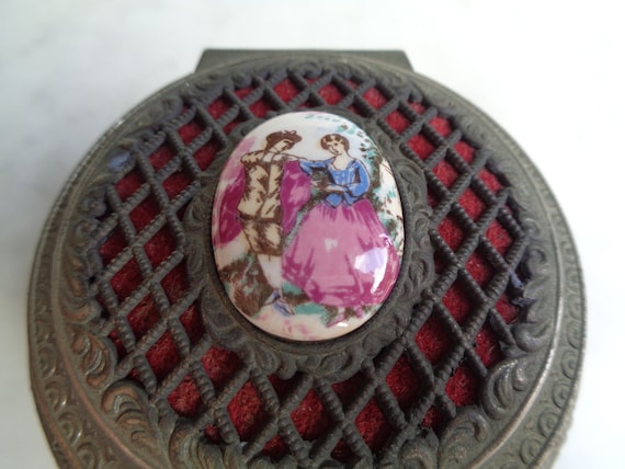 metal jewelry box, with gallant scene medallion, Fren… - Gem