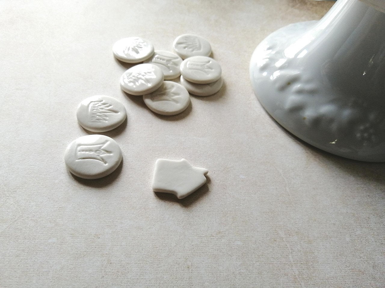 Sur commande Fève en porcelaine, fève blanche, fève épiphanie, fève ...