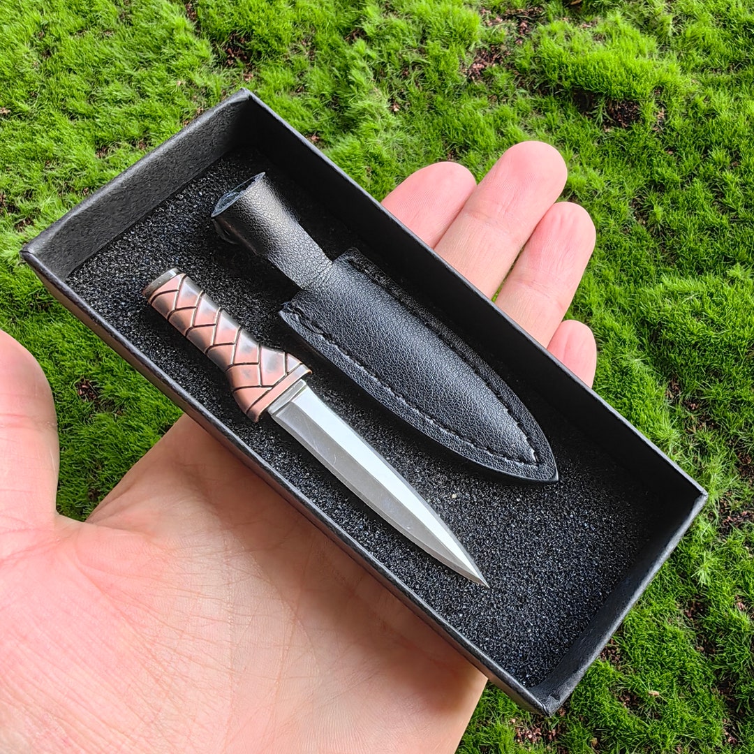 Thorfinn Dagger VS Thorfinn's Knife Replica VS Anime Viking Pirate ...