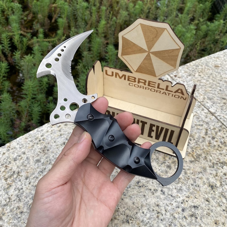 Handcrafted Re8 Chris Redfield's Karambit Knife Metal Replica Re8 Chris ...